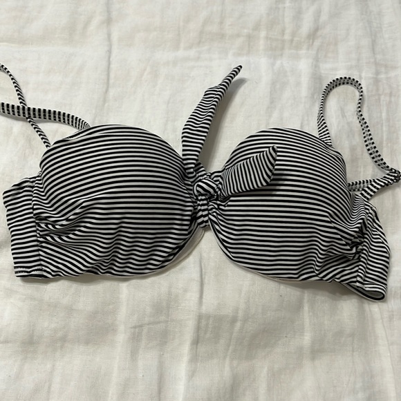 VENUS | Swim | Venus Size B Black And White Striped Bikini Top | Poshmark